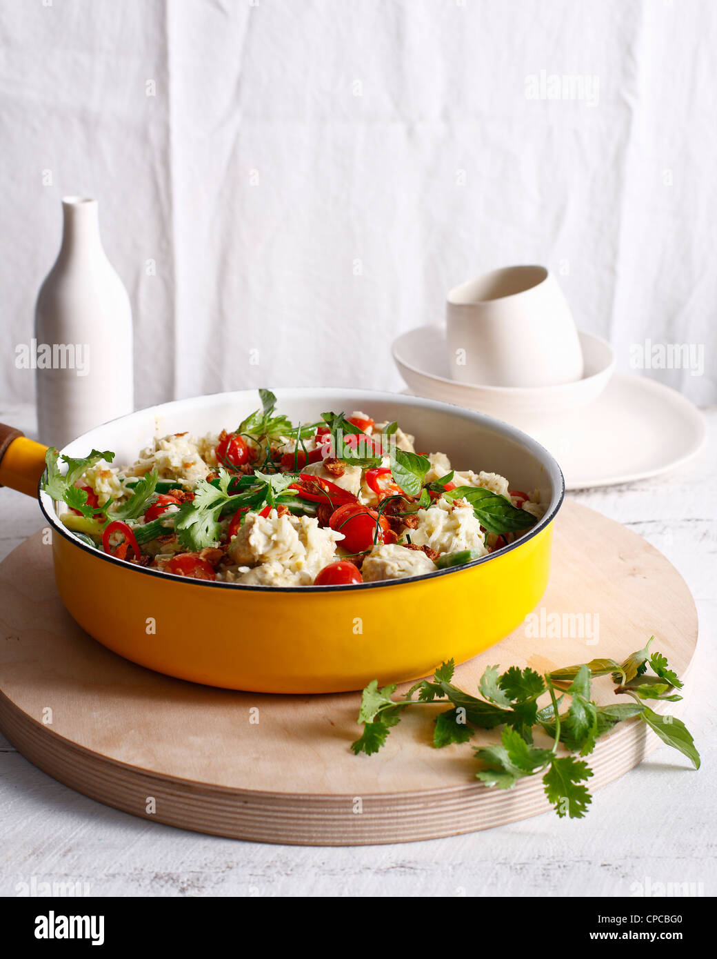 Pan of Thai chicken and herbs Stock Photo - Alamy