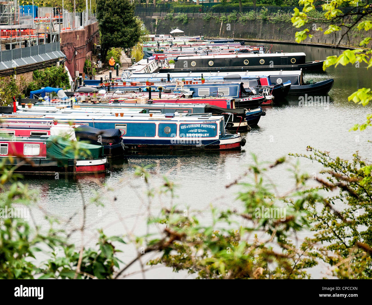 Houseboats grand union canal hi-res stock photography and images - Alamy