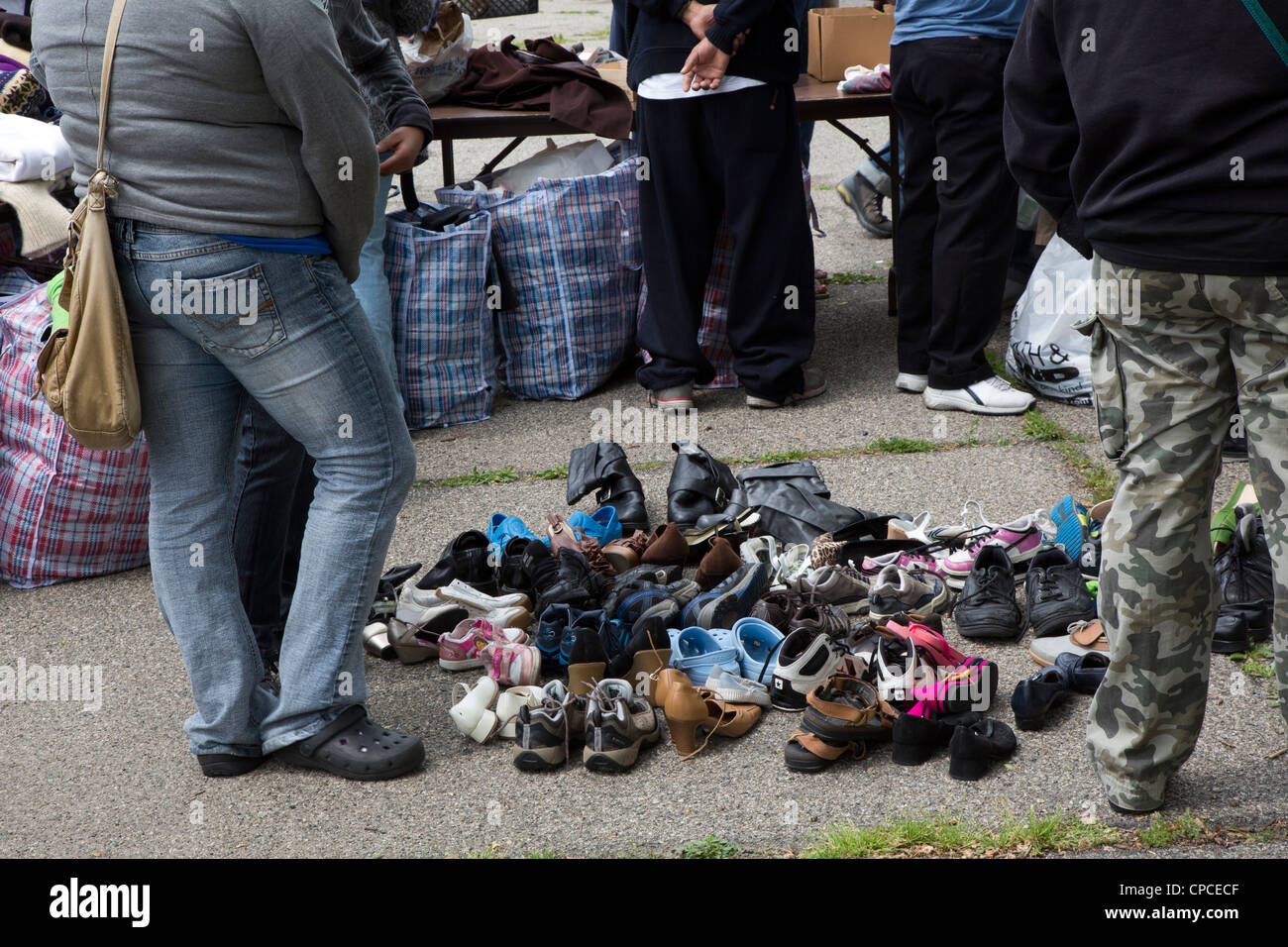Charity helping homeless people hi-res stock photography and images - Alamy