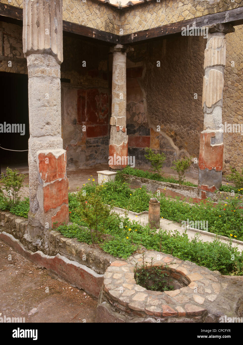 Courtyard with columns hi-res stock photography and images - Alamy