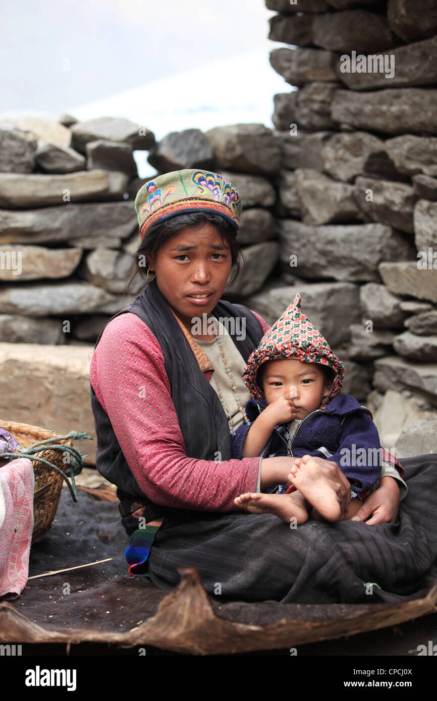 Nepali mother with child - Nepal Stock Photo - Alamy