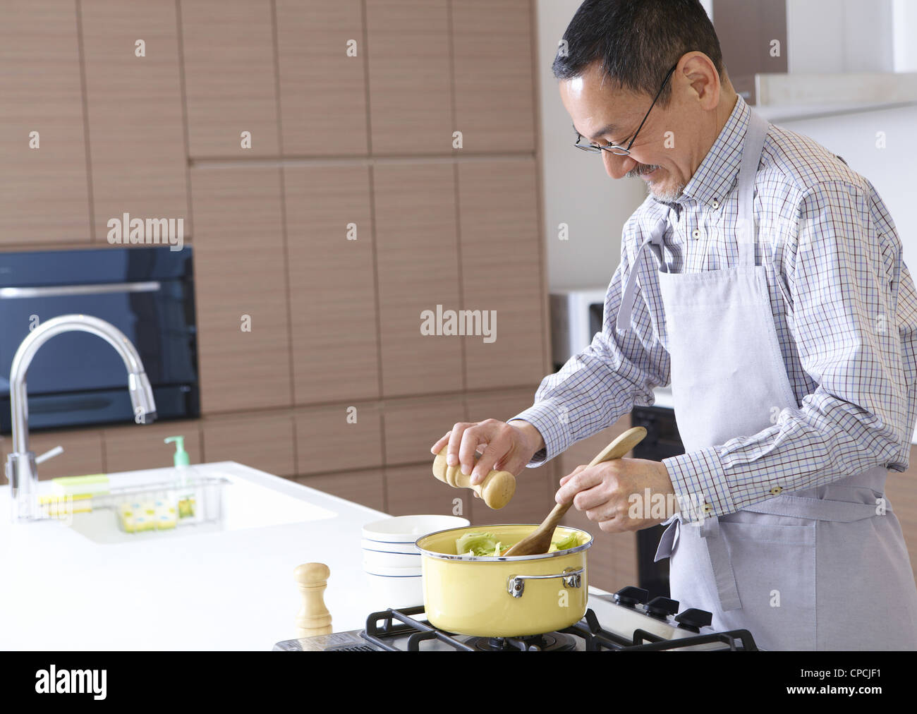 Senior man cooking Stock Photo - Alamy