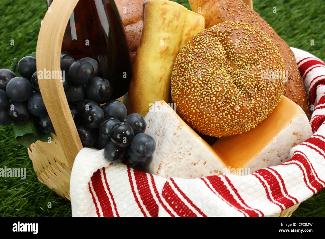 Picnic Basket filled with food that is ready to eat Stock Photo - Alamy