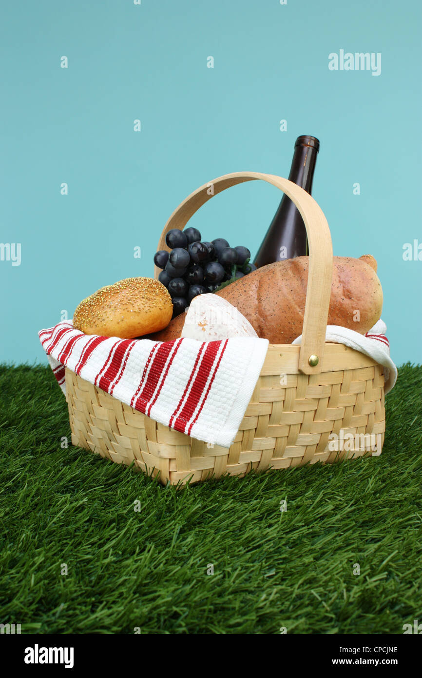 Picnic Basket filled with food that is ready to eat Stock Photo - Alamy