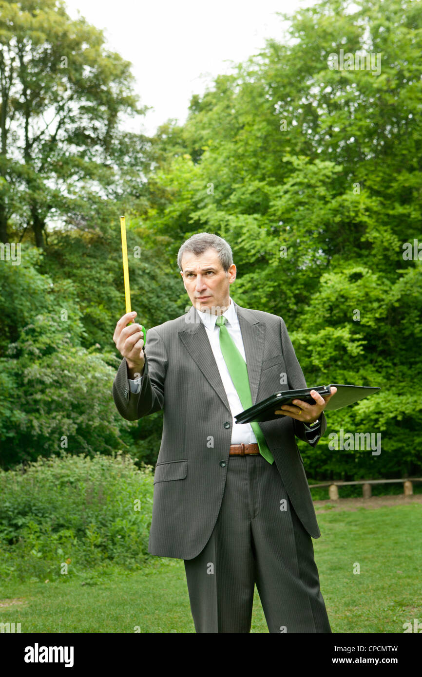 Businessman outdoor 40 years tablet hi-res stock photography and images ...