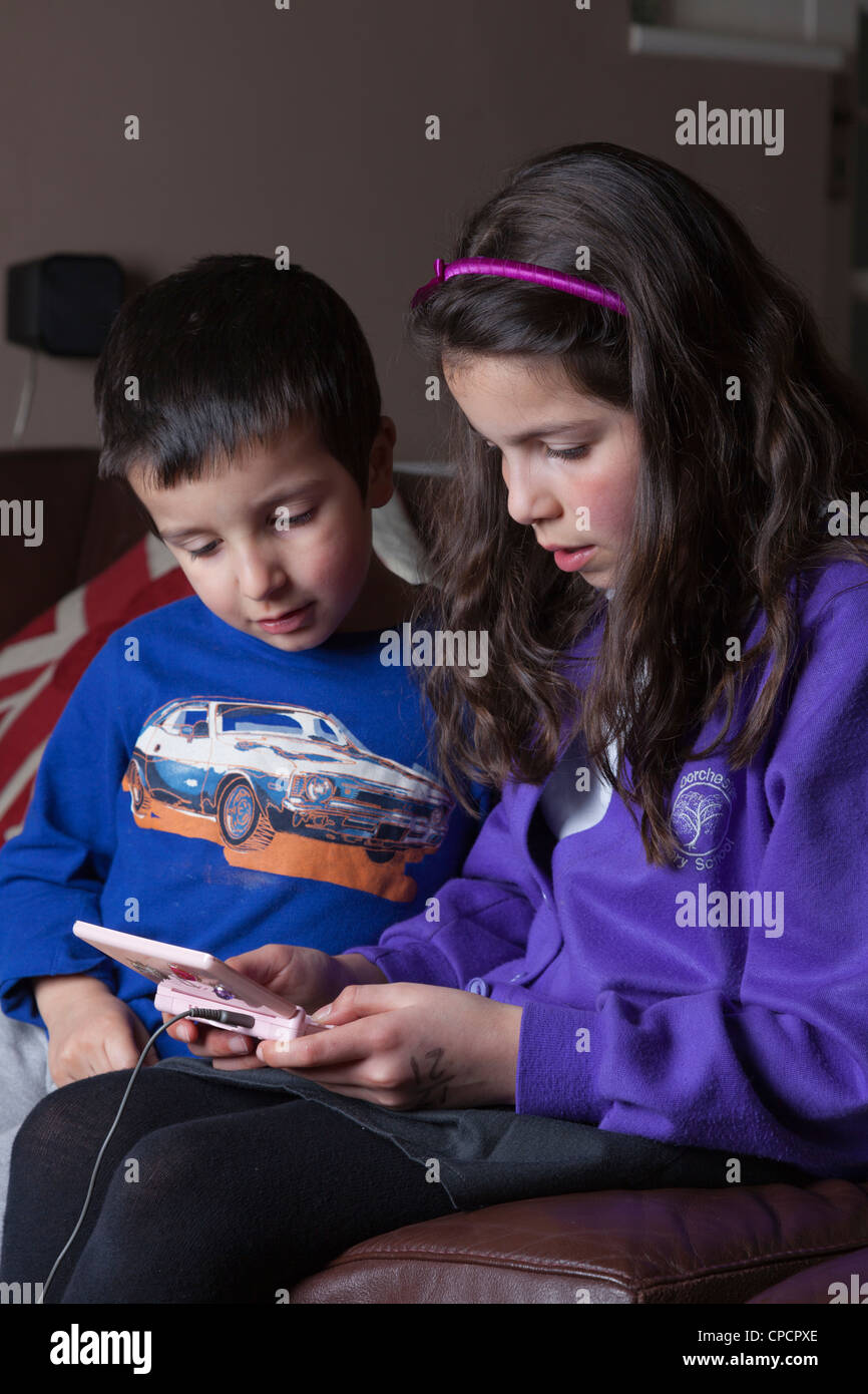 Siblings playing together on Nintendo DS Stock Photo - Alamy