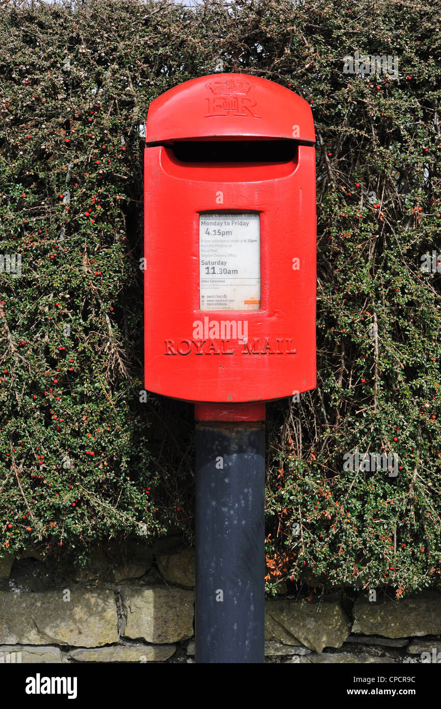 Red royal mail hi-res stock photography and images - Alamy