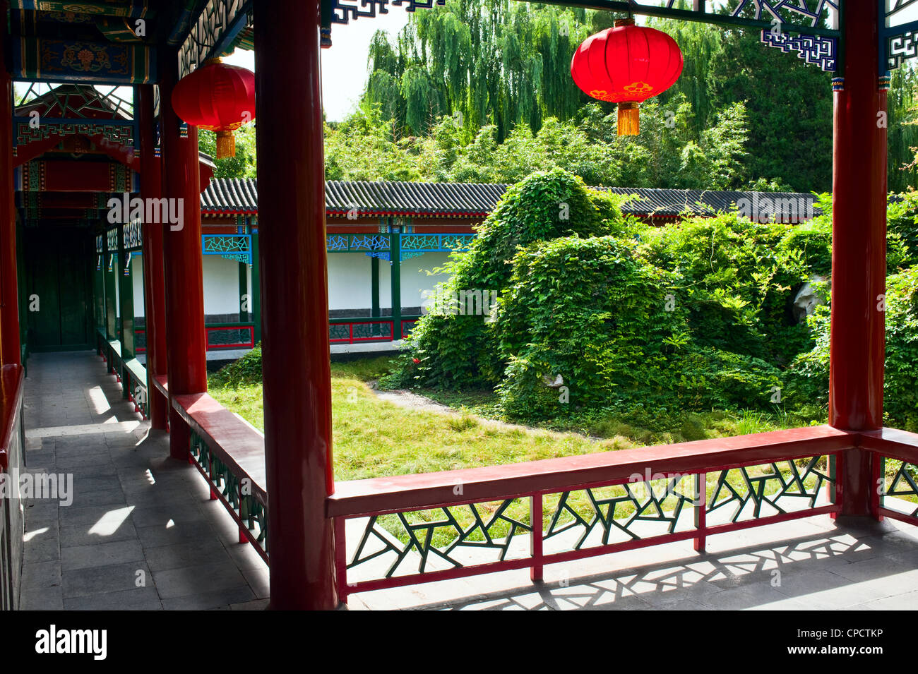 Chinese Garden - yard and red lantern Stock Photo - Alamy