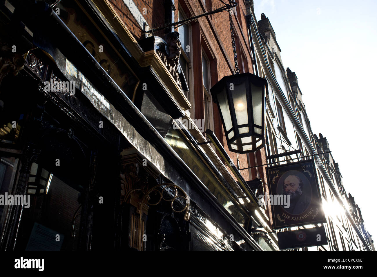 The salisbury pub london exterior hi-res stock photography and images ...