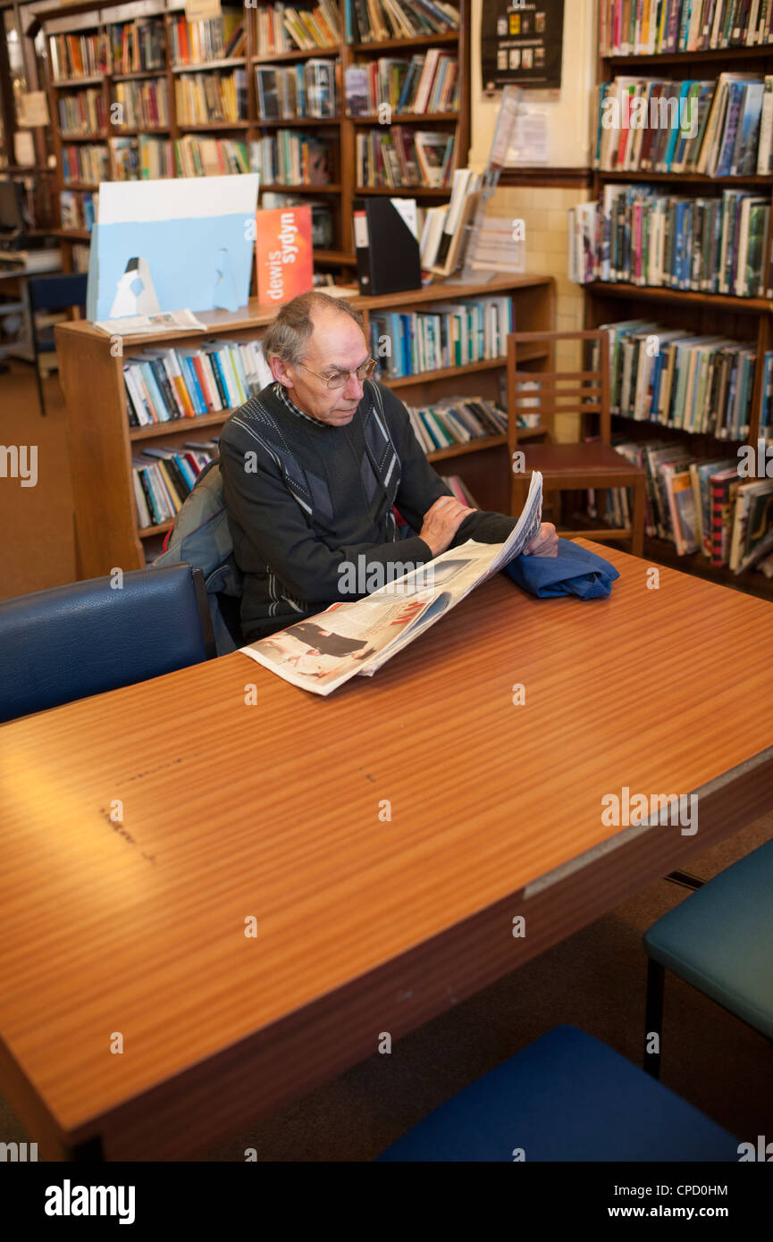 Newspaper library hi-res stock photography and images - Alamy