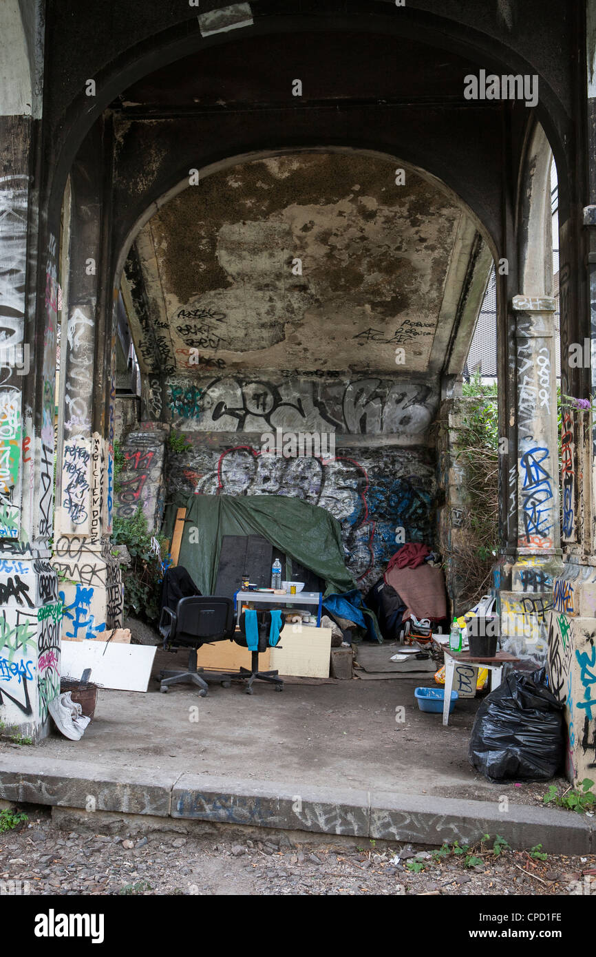 Homeless under bridge hi-res stock photography and images - Alamy