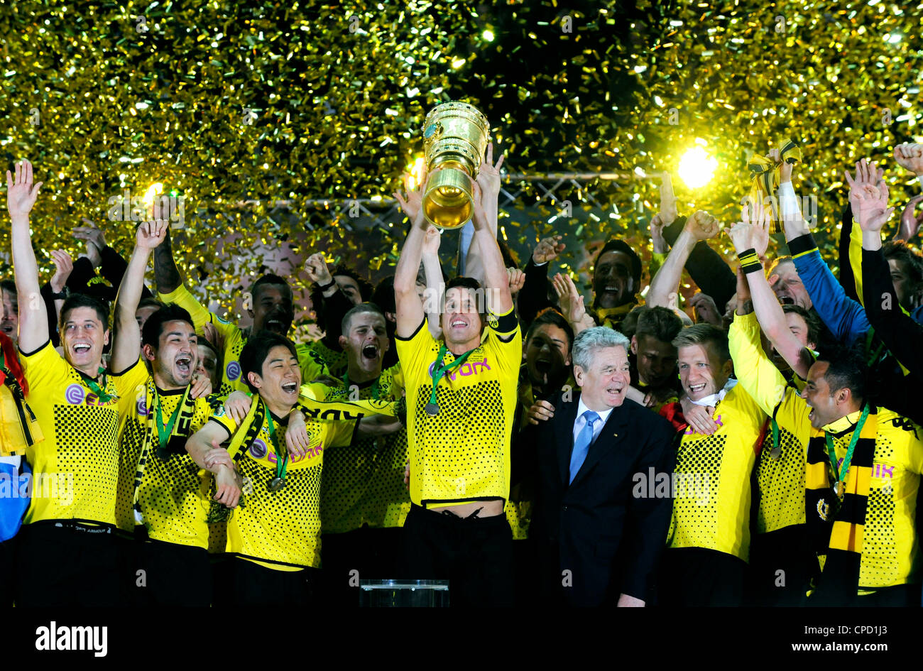 Players of Borussia Dortmund celebrate after winning the German Cup ...