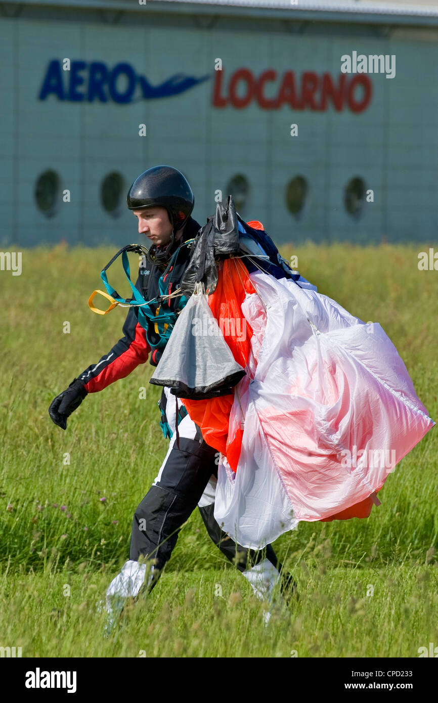 Parachuting school hi-res stock photography and images - Alamy