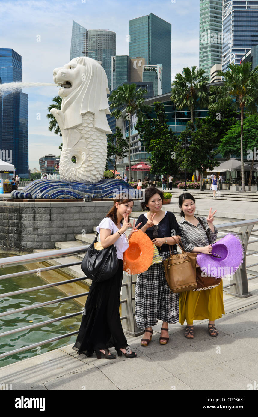 Tourists at the Merlion, Merlion Park, Singapore Stock Photo - Alamy