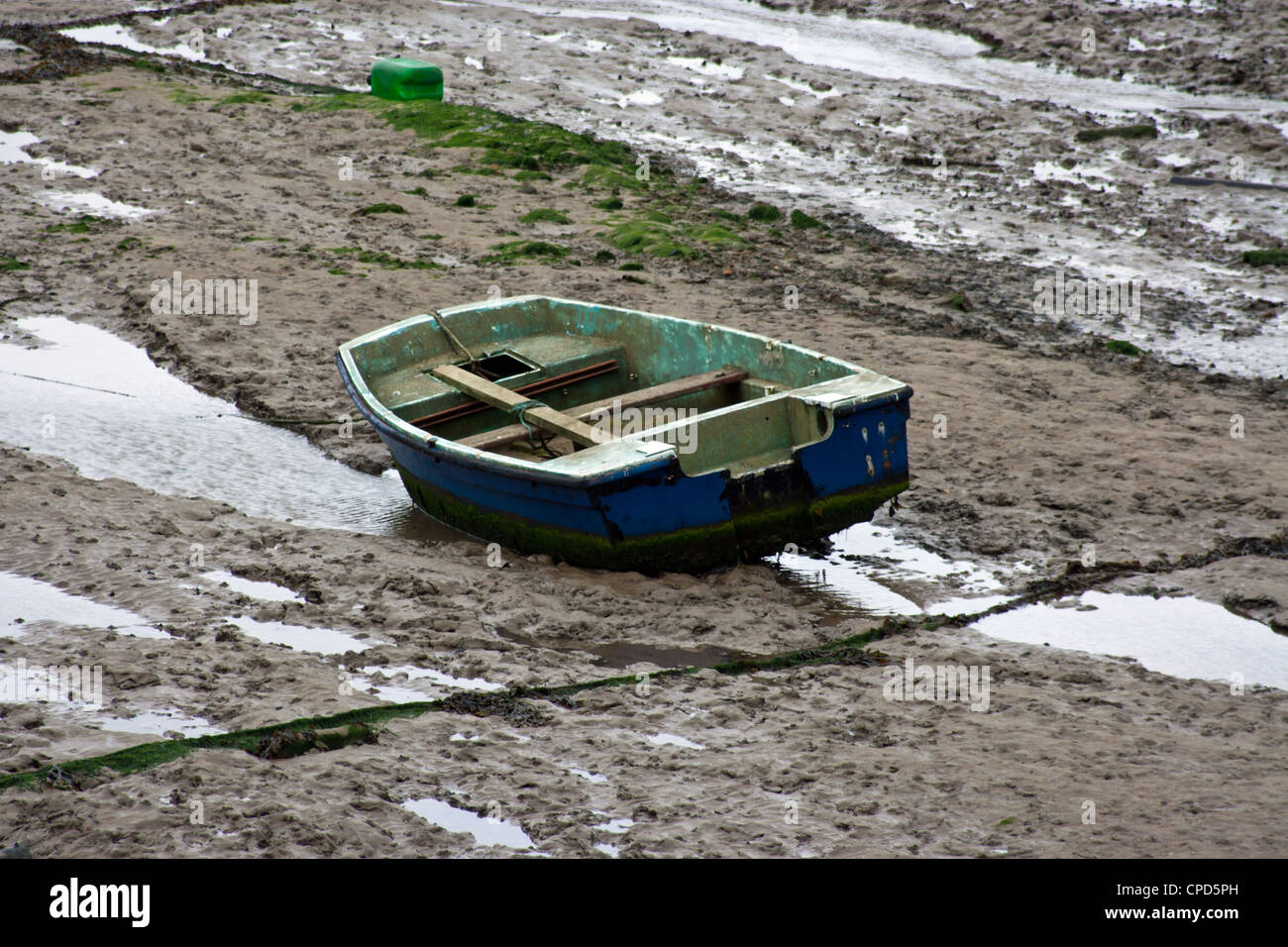 Stranded rowing boat hi-res stock photography and images - Alamy