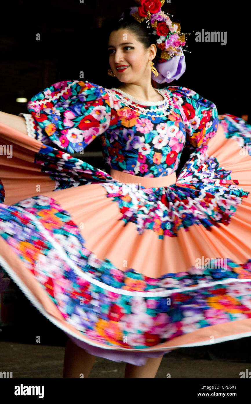 Ballet Folklorico dance performance at Cinco de Mayo festival in Austin ...