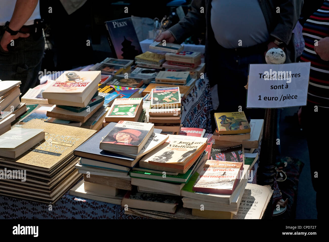 Book stand outdoors paris hi-res stock photography and images - Alamy