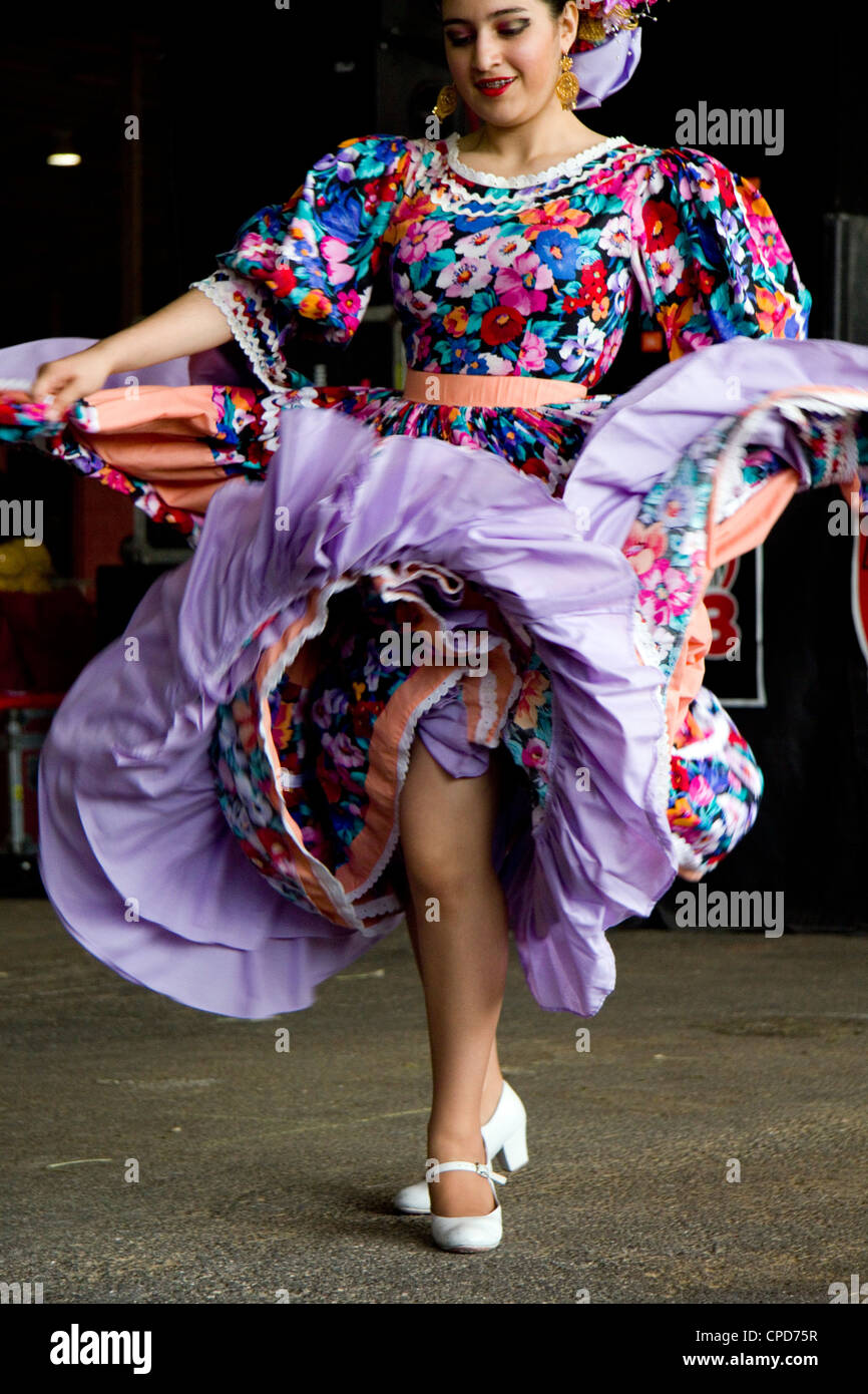 Ballet Folklorico dance performance at Cinco de Mayo festival in Austin ...