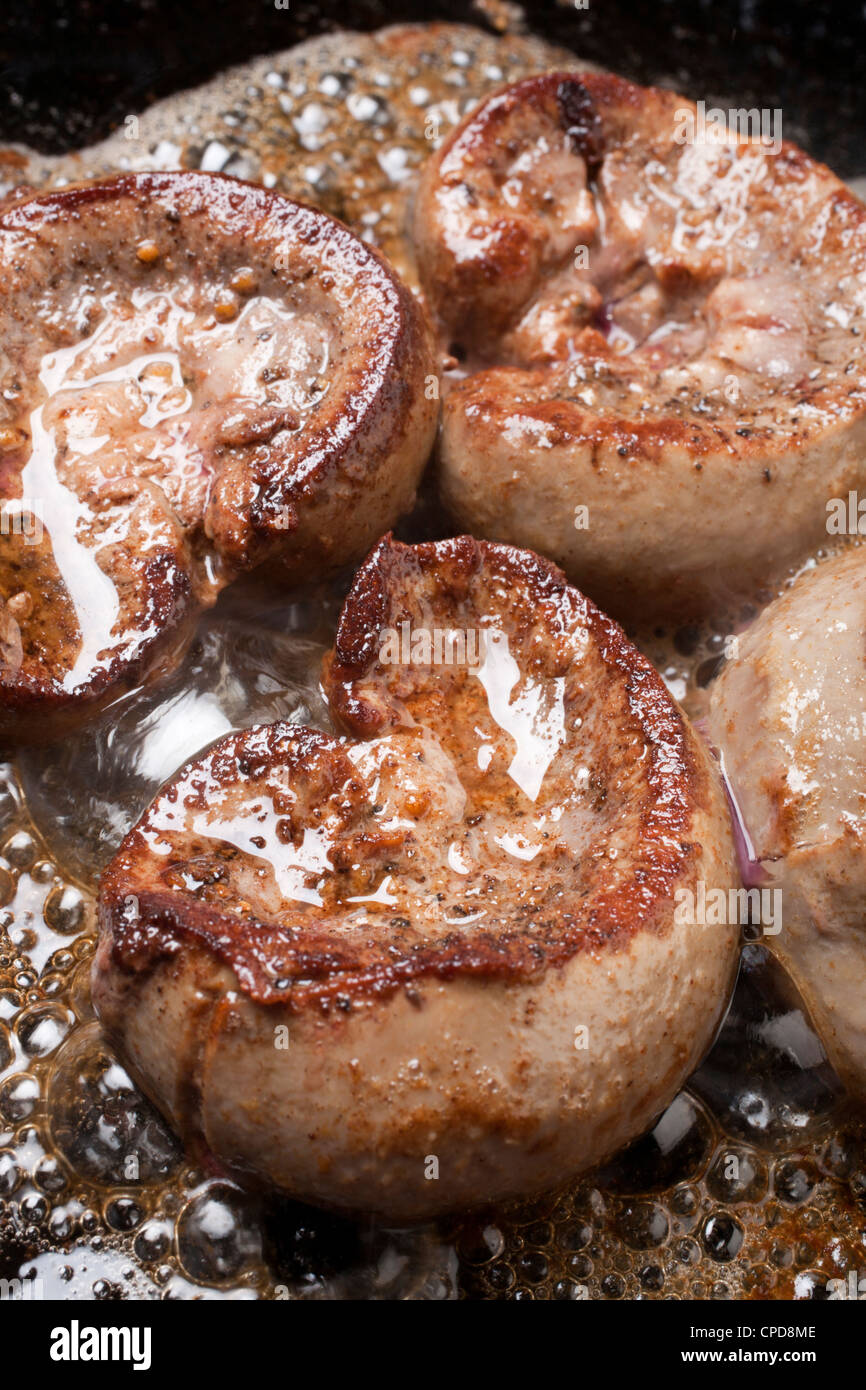 Pan fried lamb kidneys Stock Photo - Alamy