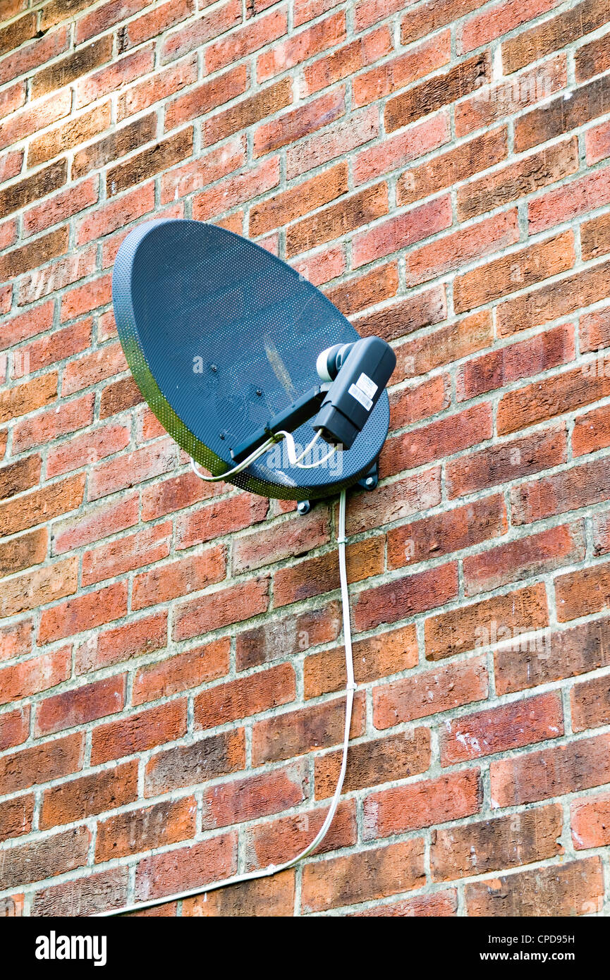 Old satellite dish on hi-res stock photography and images - Alamy