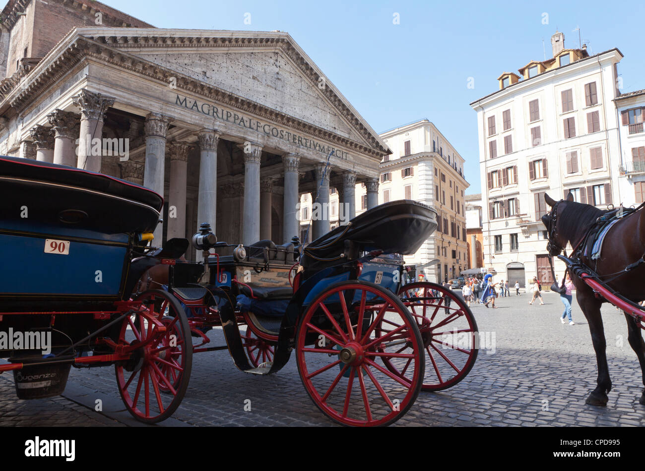 Pantheon and horse drawn carriage in Rome Stock Photo - Alamy