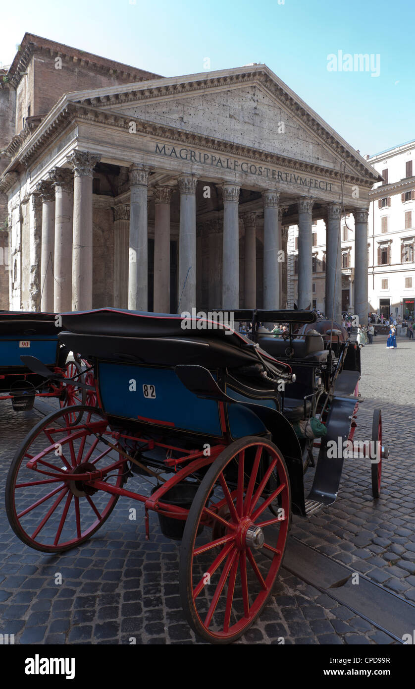 Pantheon and horse drawn carriage in Rome Stock Photo - Alamy