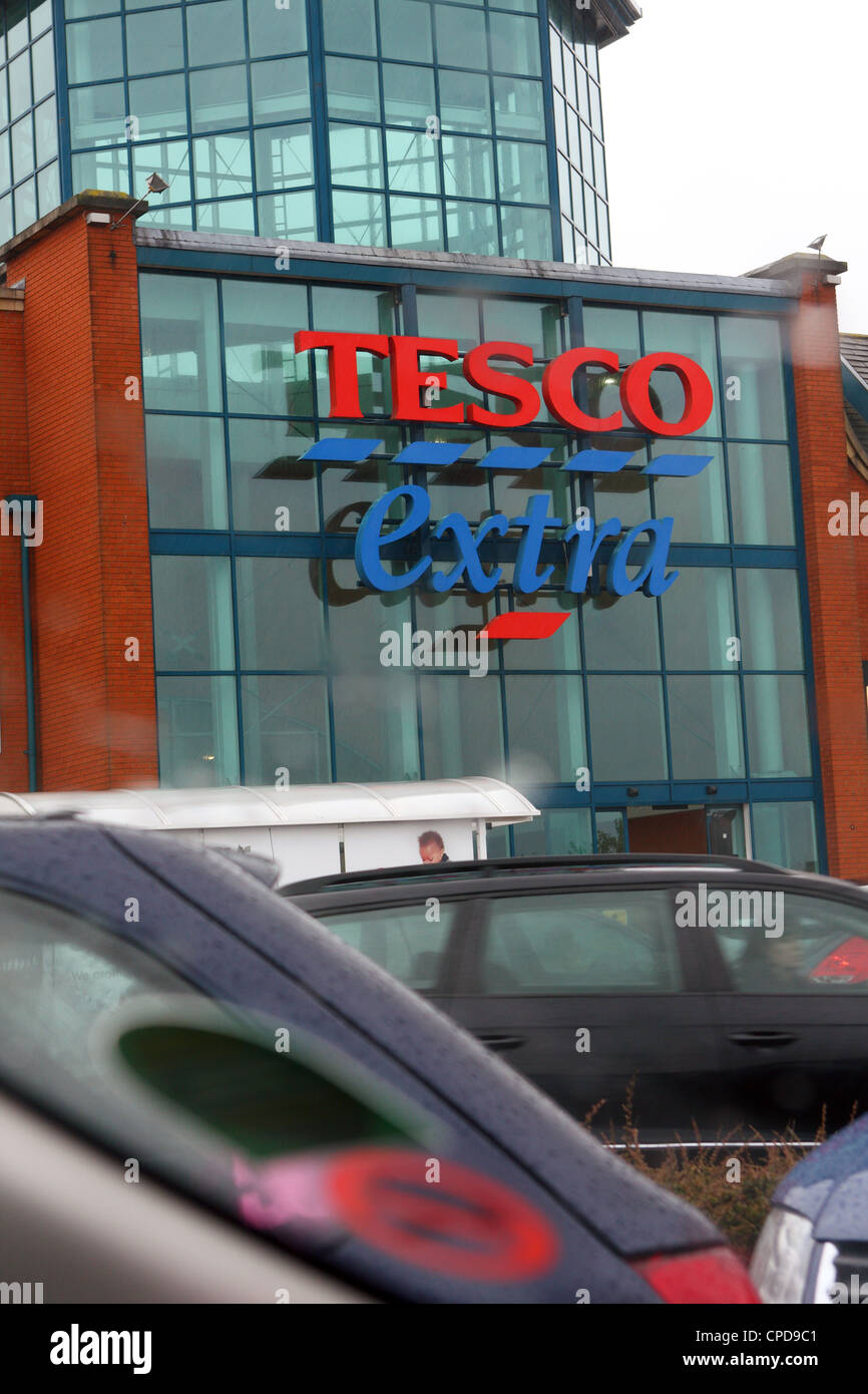 Tesco leading supermarket brand logo hi-res stock photography and ...