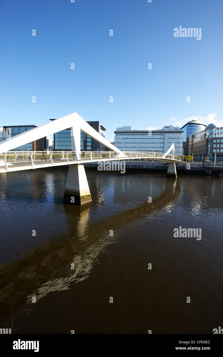 Pedestrian bridge over river clyde hi-res stock photography and images ...