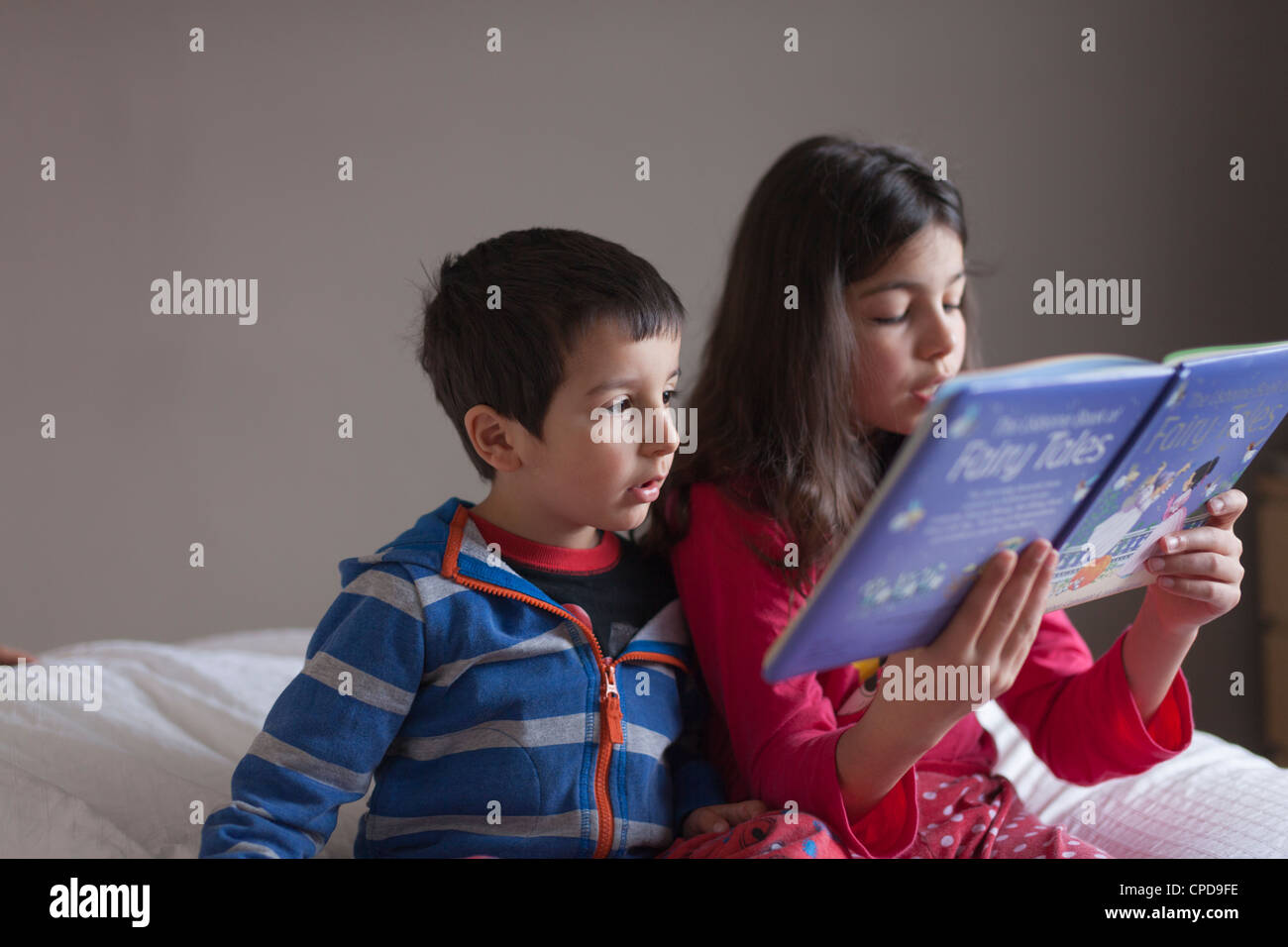 Older brother reading younger brother hi-res stock photography and ...