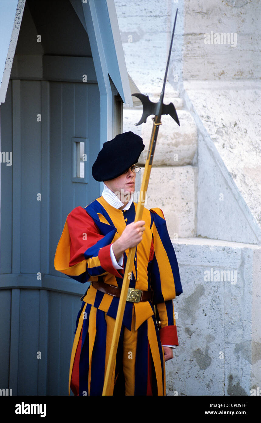 Swiss guard vatican city hi-res stock photography and images - Alamy