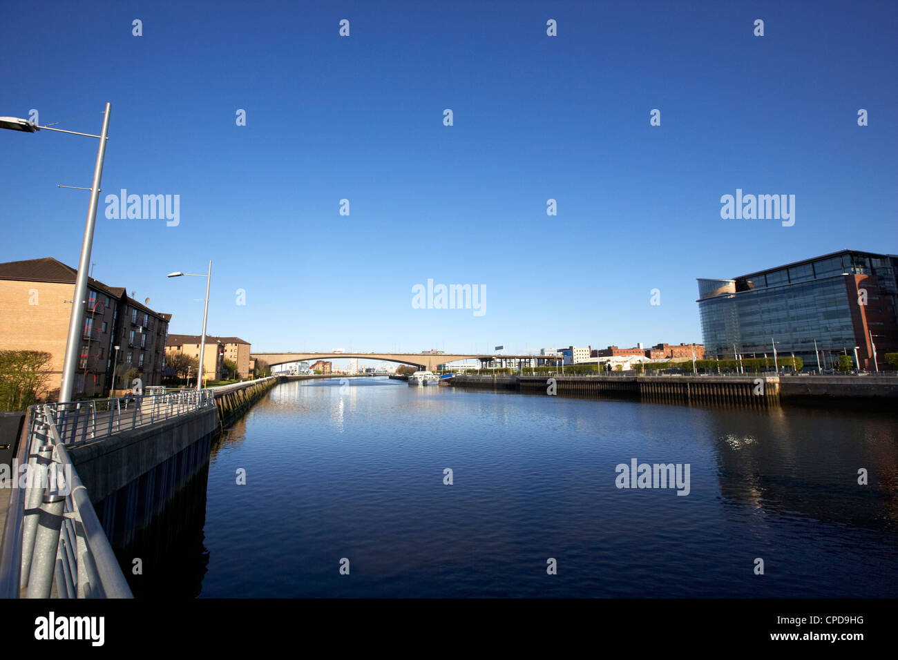 Glasgow river clyde walkway city hi-res stock photography and images ...