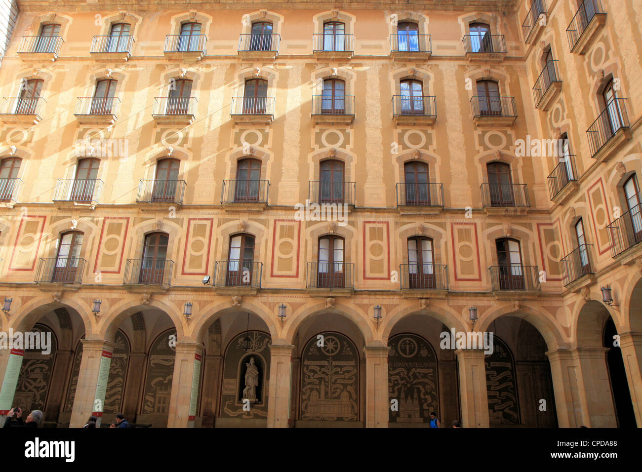 Abbey courtyard hi-res stock photography and images - Alamy