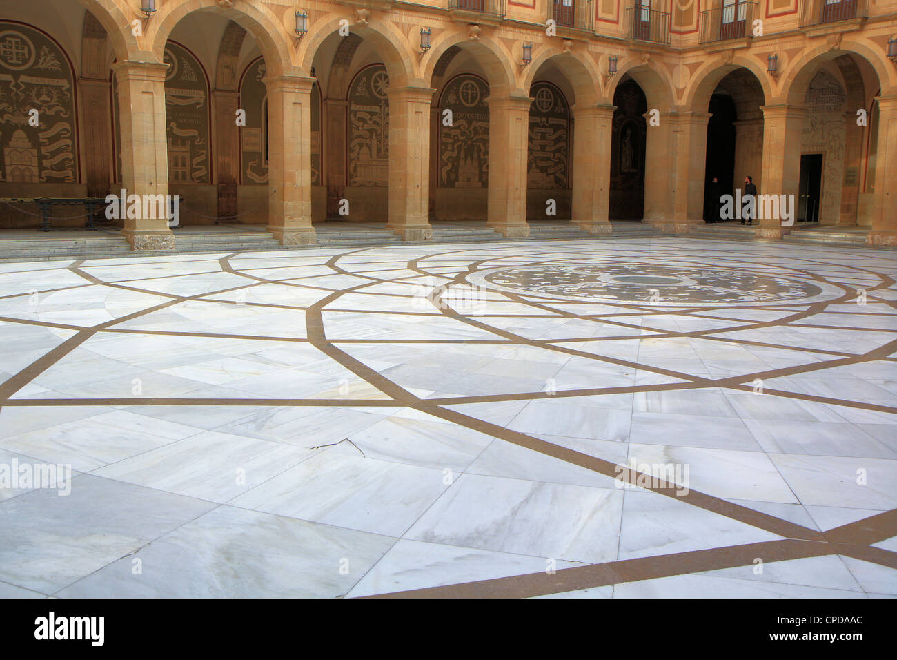 Abbey courtyard hi-res stock photography and images - Alamy