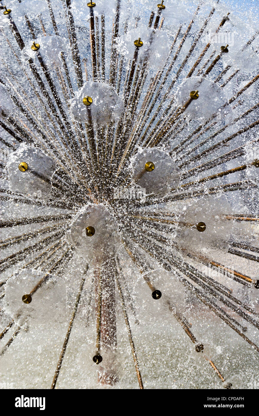 Round water fountain hi-res stock photography and images - Alamy