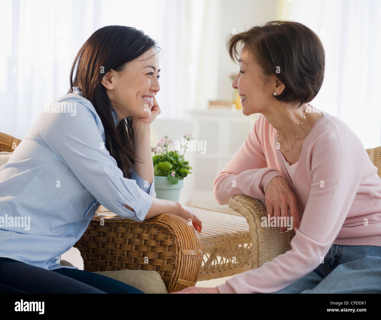 Japanese mother and child talking Stock Photo - Alamy
