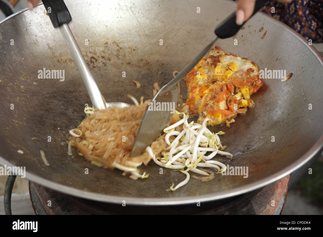 Noodle cook hi-res stock photography and images - Alamy