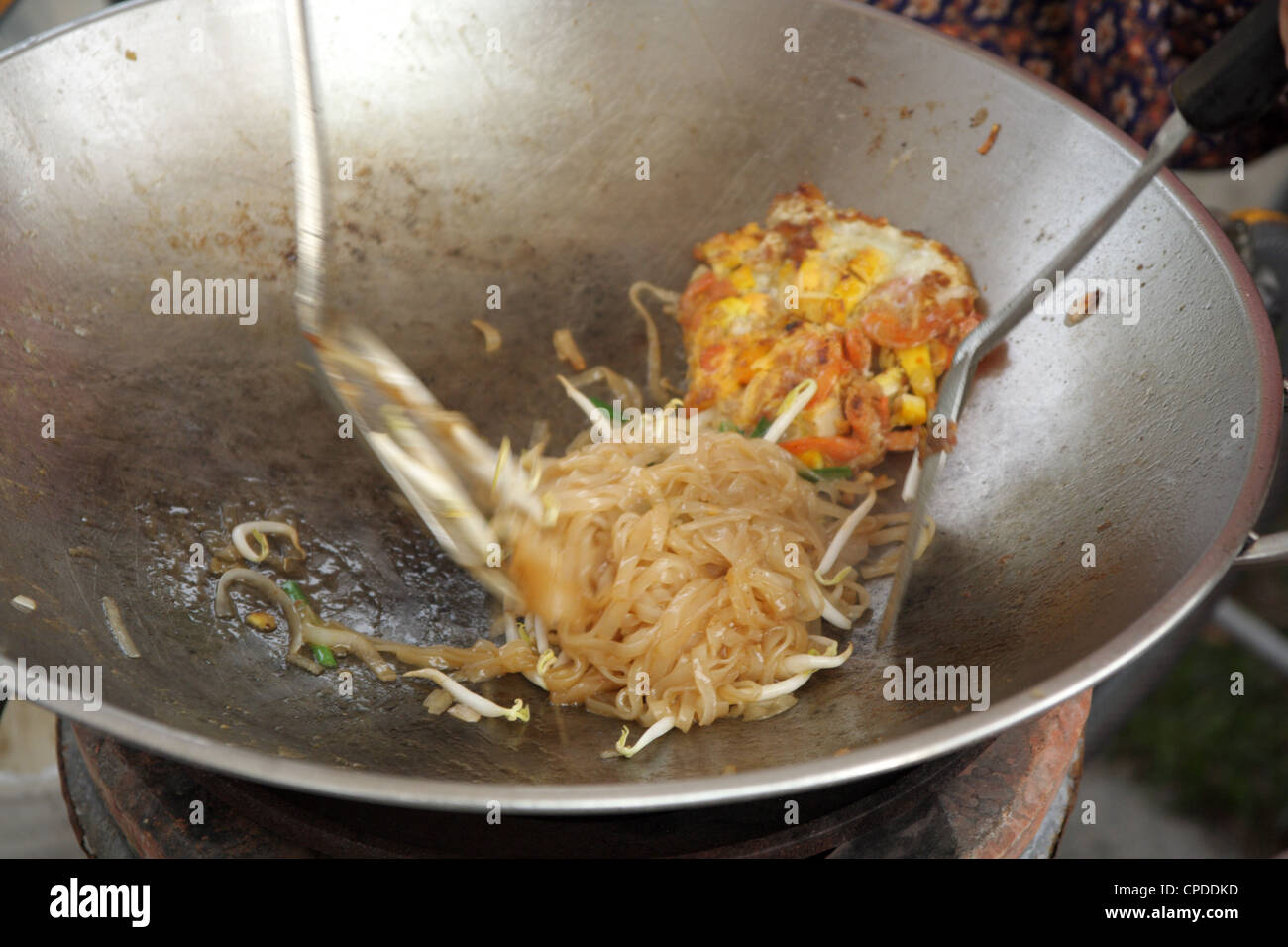 Cooking Pad Thai Noodle in pan Stock Photo - Alamy
