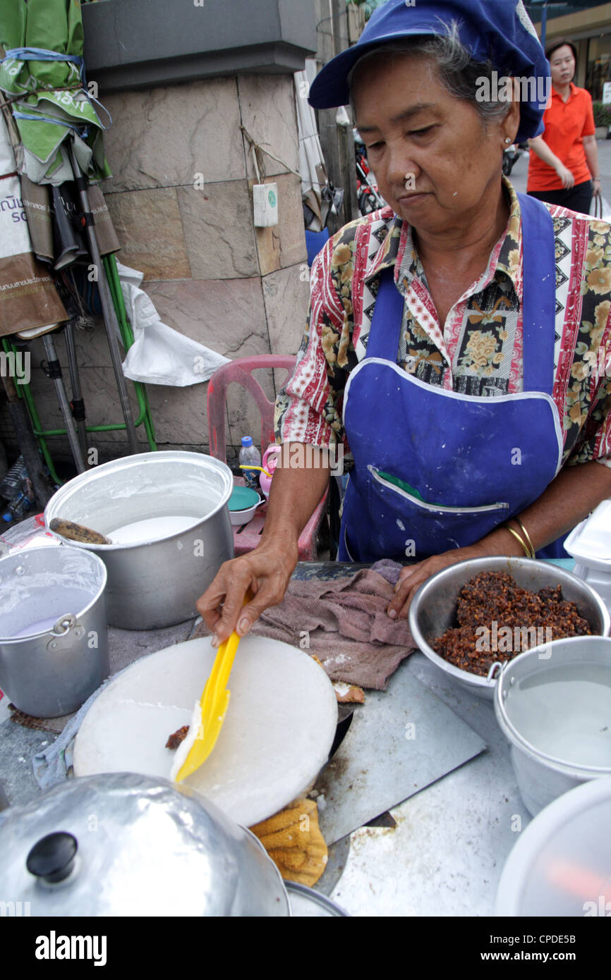 Thai merchant cooking Thai appetizer , KHAO KREAB PAK MOR Stock Photo ...
