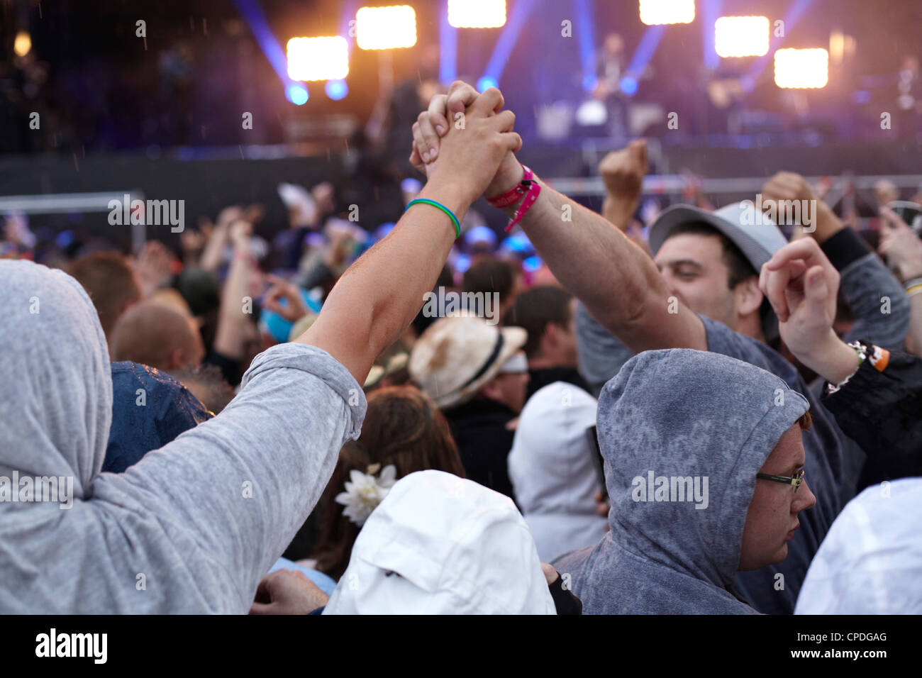 Clapping crowd hi hi-res stock photography and images - Alamy