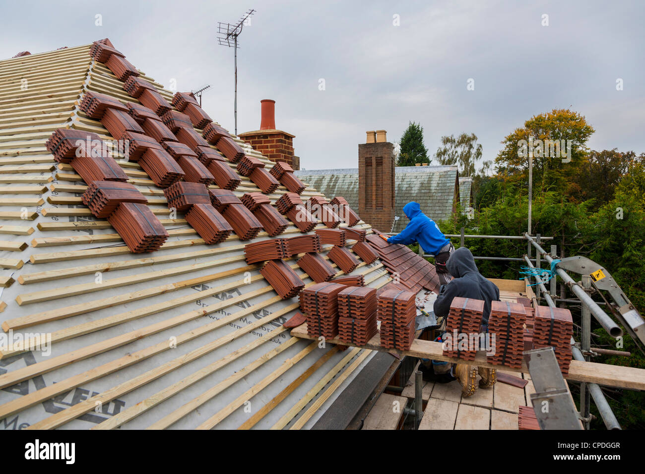 Roofing Ridge Tiles Stock Photos & Roofing Ridge Tiles Stock Images - Alamy