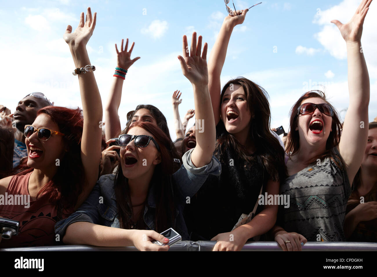 Crowd cheering in front row hi-res stock photography and images - Alamy
