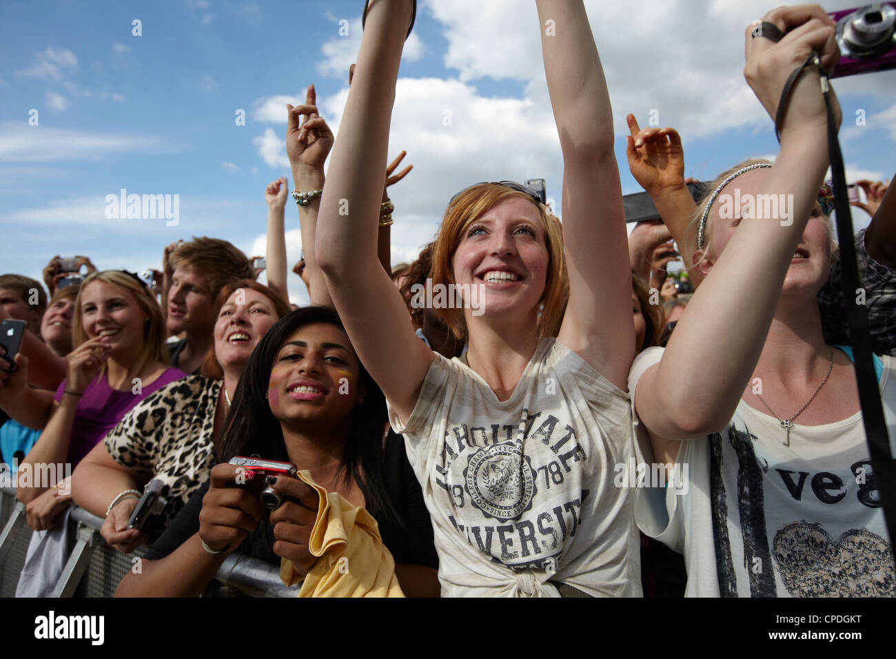 Crowd girls screaming hi-res stock photography and images - Alamy