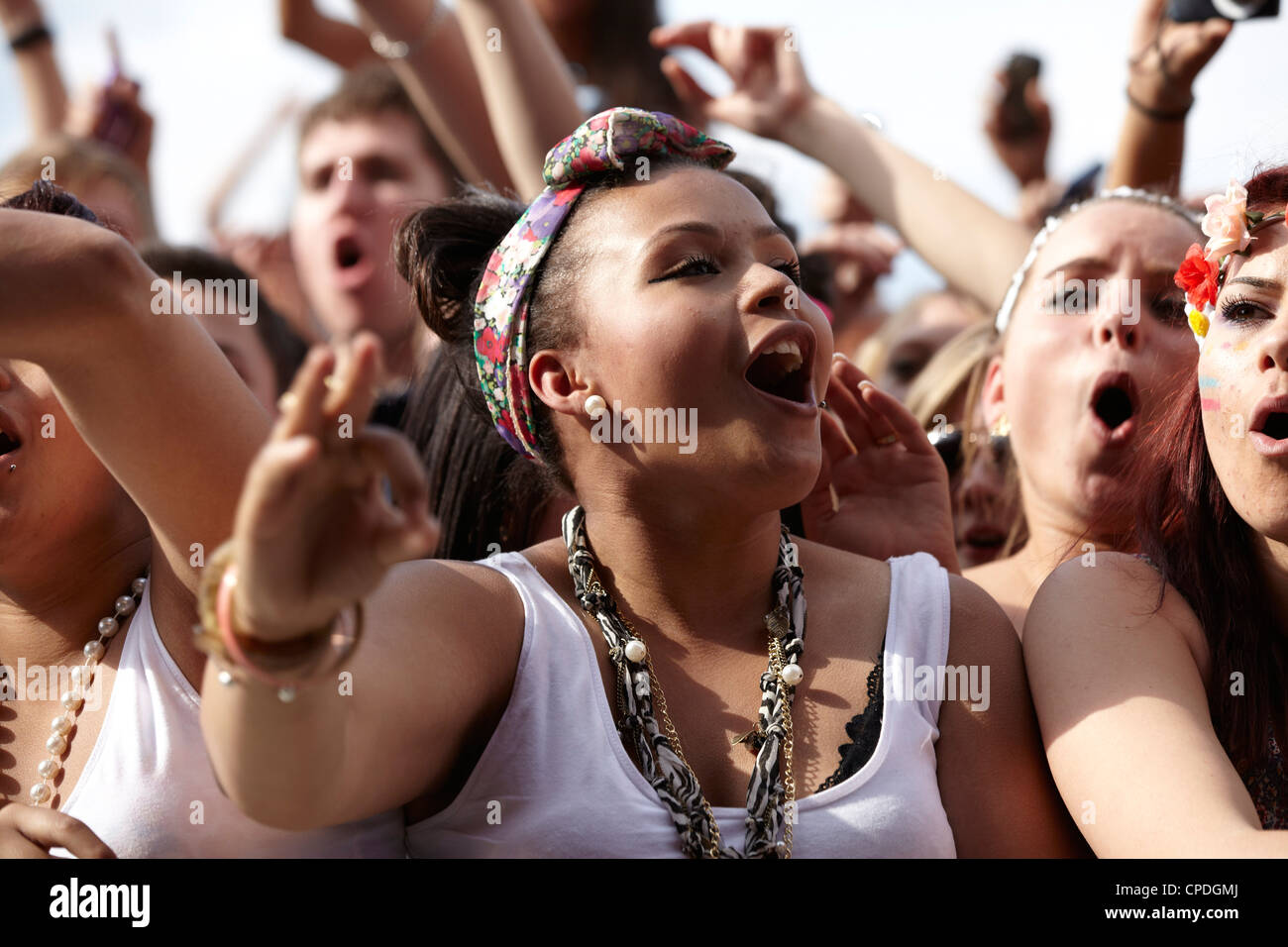 Crowd cheering in front row hi-res stock photography and images - Alamy