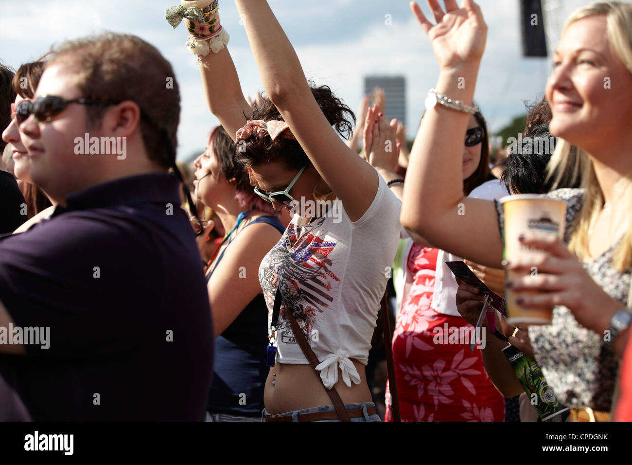 Girl cheering in a crowd at music festival Stock Photo - Alamy