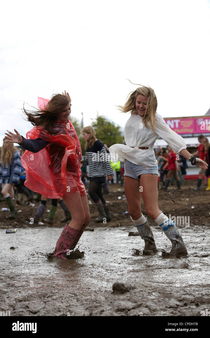 Glastonbury mud girls hi-res stock photography and images - Alamy
