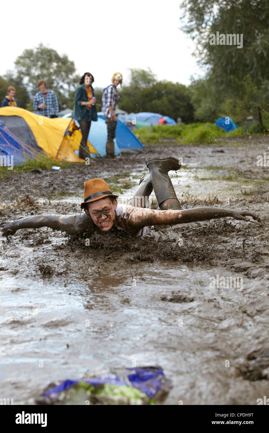 Boys playing in mud at music festival in the UK Stock Photo - Alamy