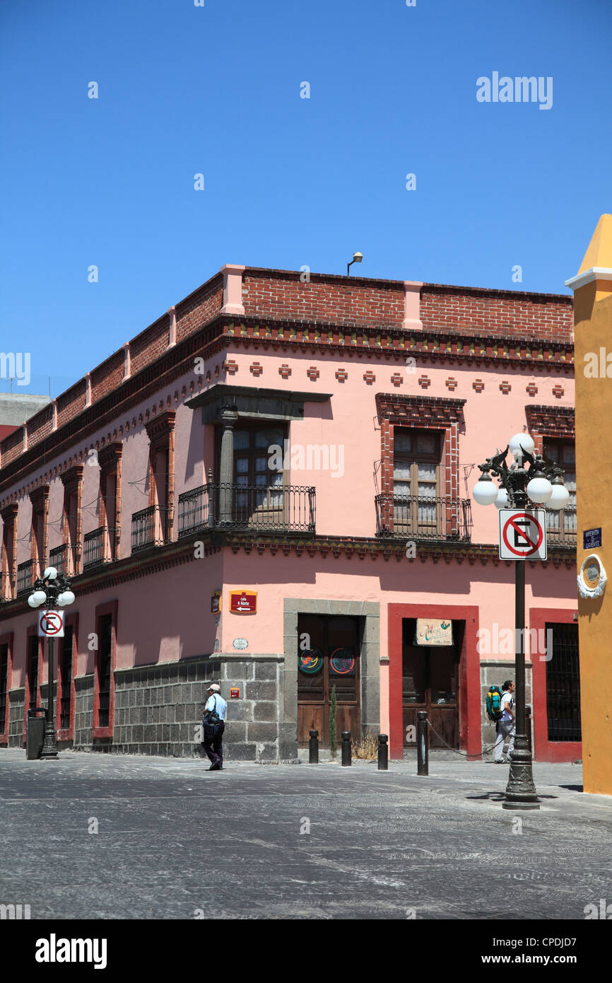 Street scene and colonial architecture, Puebla, Historic Center, UNESCO ...