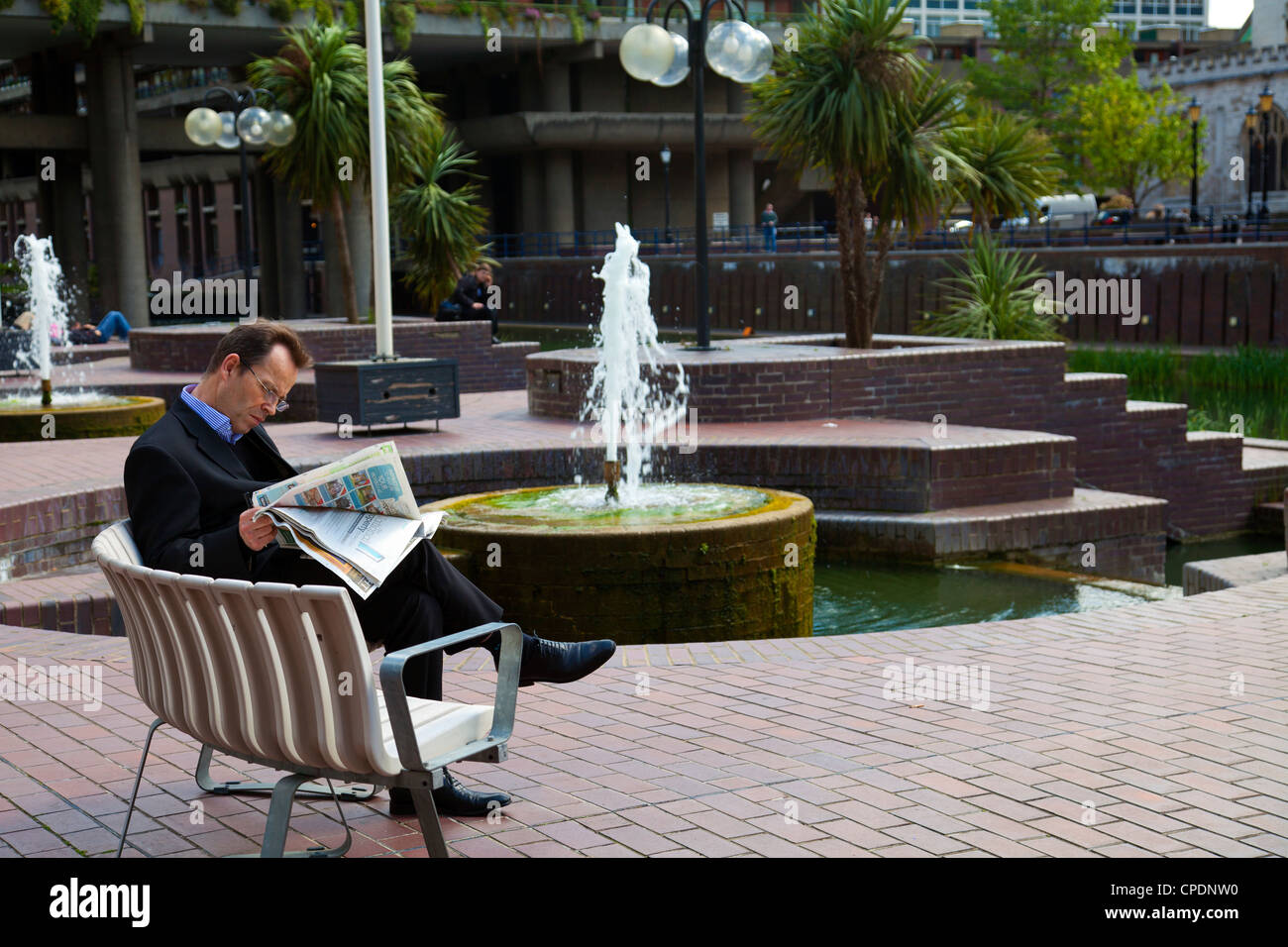 Reading broadsheet newspaper uk hi-res stock photography and images - Alamy