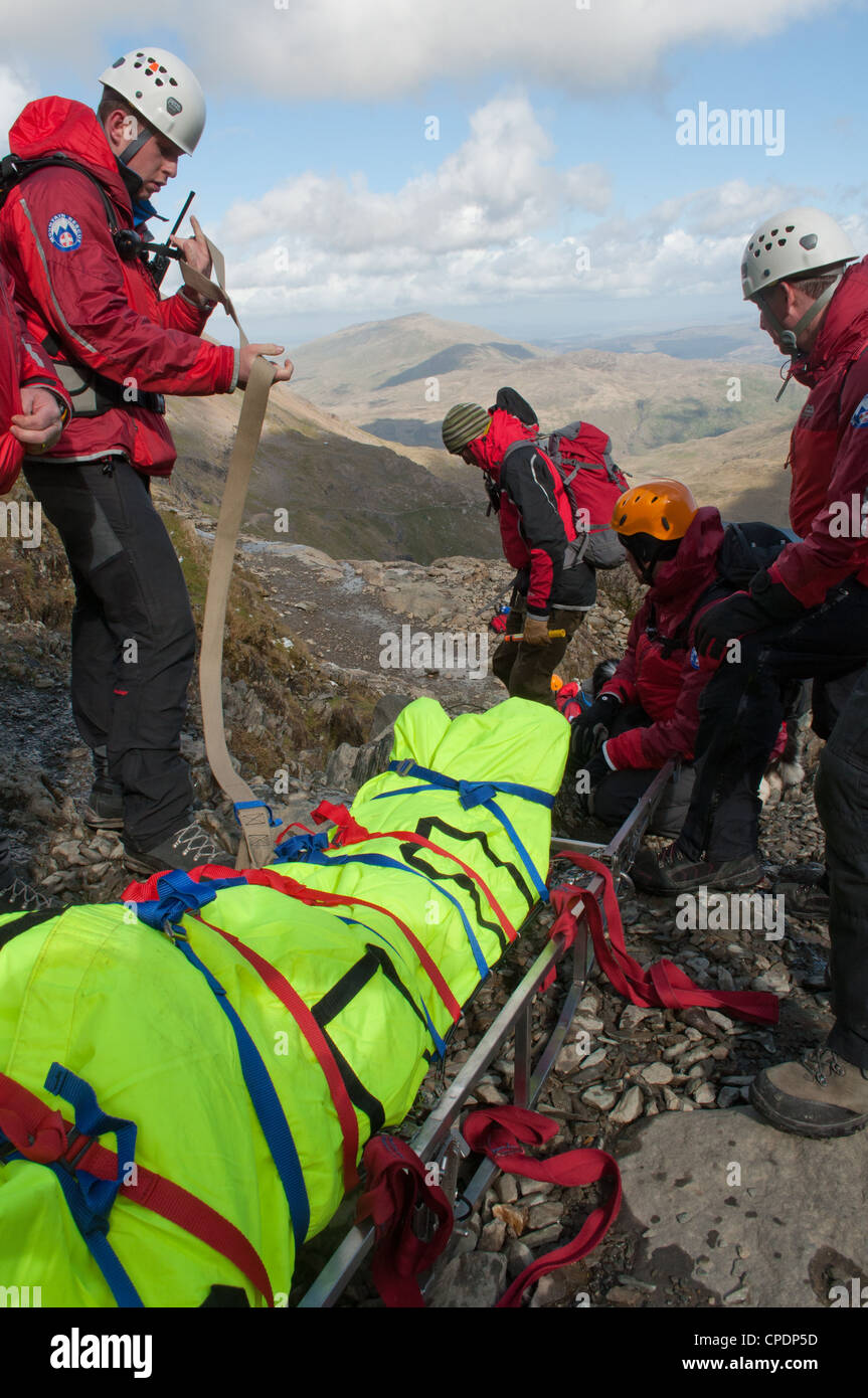 Mountain rescue team stretcher injured hi-res stock photography and ...