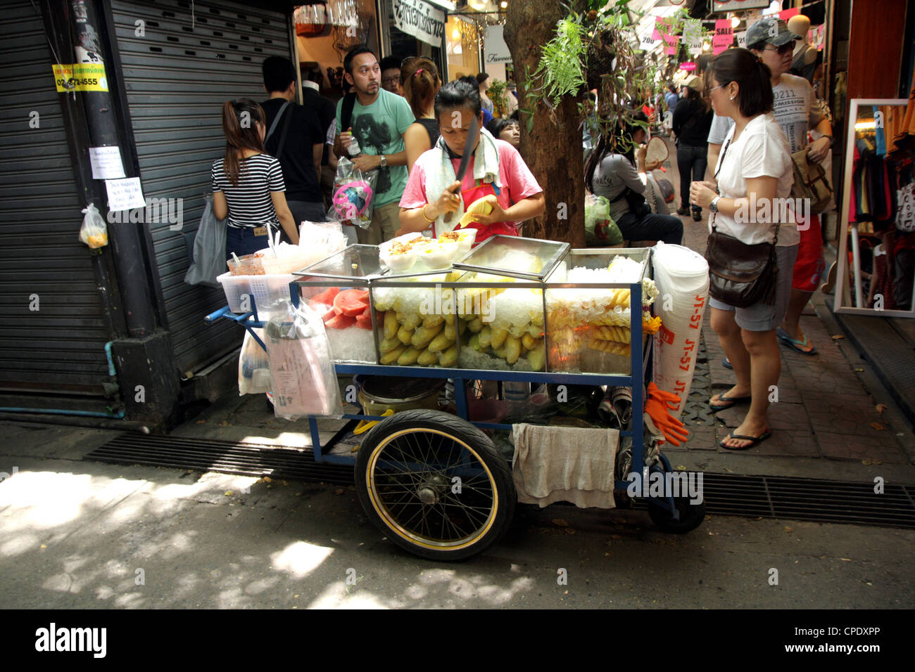 A fruit stall at Chatuchak Weekend Market in Bangkok Stock Photo - Alamy